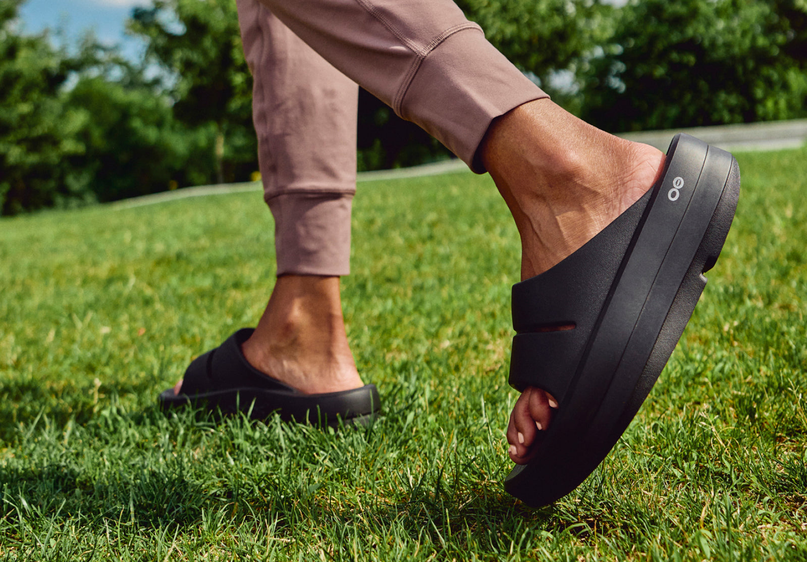 Must-haves in all black – oofos.international